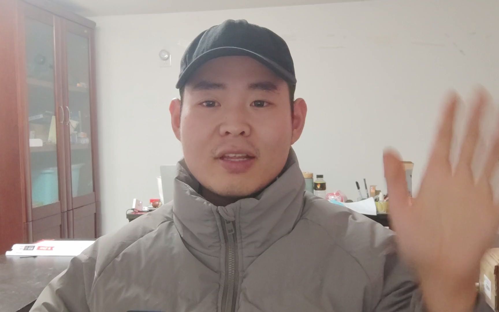 电动车醉酒撞上违停汽车致死亡!汽车竟然负全责?车主:凭啥