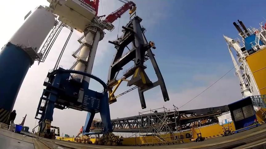 世界最大起重船吊机安装实拍