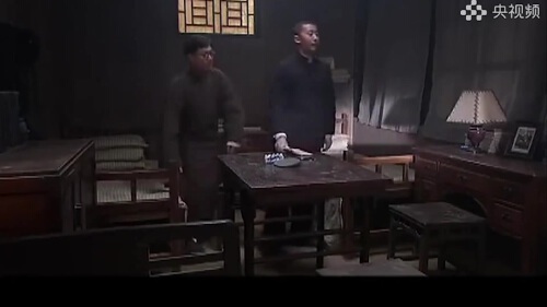 茶馆:大学生在家写宣传单,王掌柜马上好言相劝,就怕麻烦惹上身