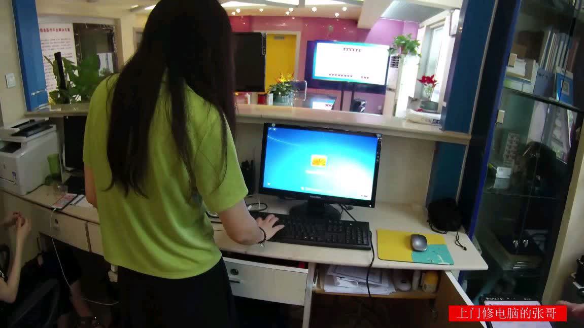 电脑不开机修电脑小哥一插电瞬间冒烟了还好.