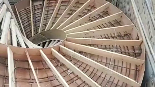 农村里刚建别墅里的旋转楼梯,还没灌粉泥,我都能想到有多气派!