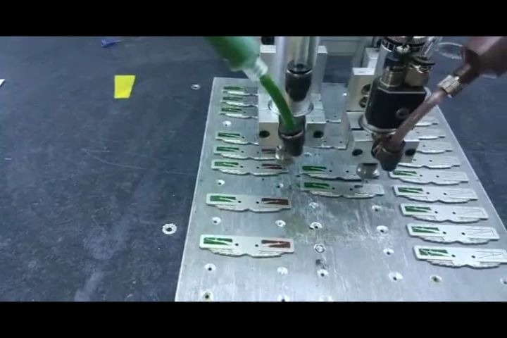 供应高精密LED视觉点胶机 五金徽章滴油机专业快速