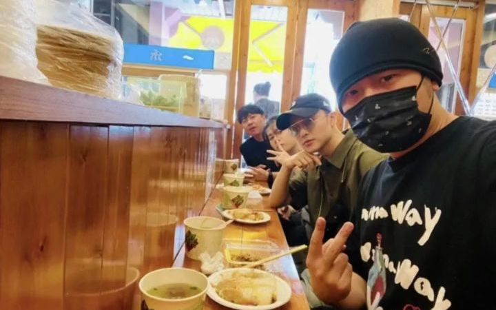 (右边箭头点开)周杰伦 周杰伦最新动态!没别的,就是玩儿!就是不出专辑