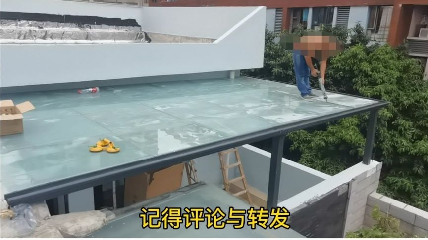 今天来安装阳光房玻璃,做门窗太辛苦了,介绍并分享效果