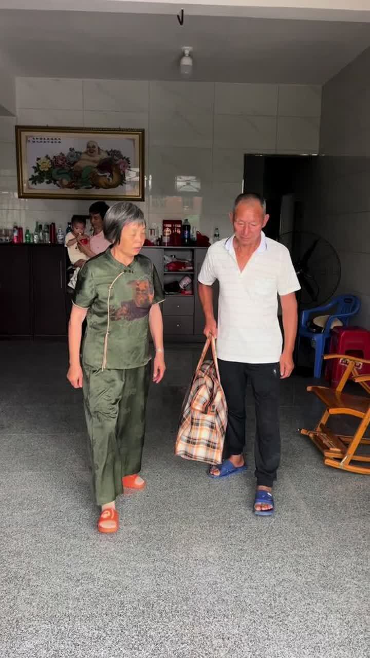 #搞笑视频 #搬起石头砸了自己的脚