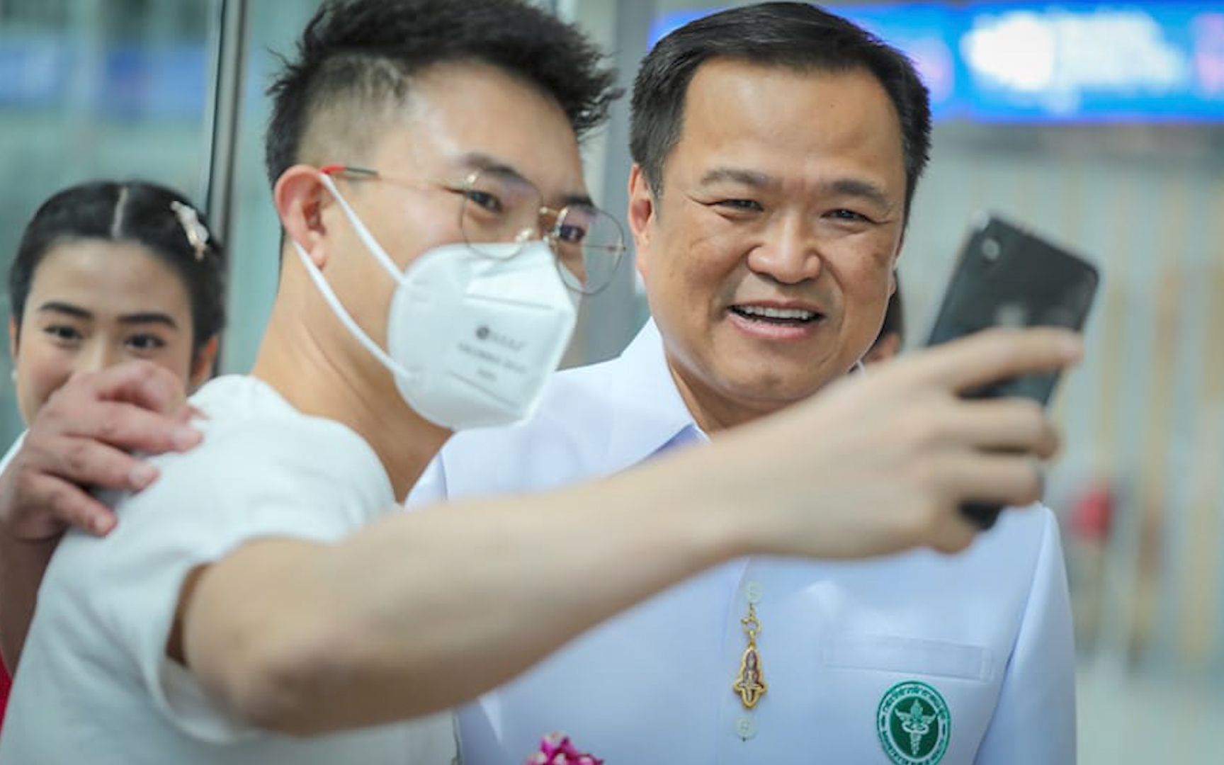 “乙类乙管”后首批中国游客飞抵泰国曼谷,泰国副总理赴机场迎接