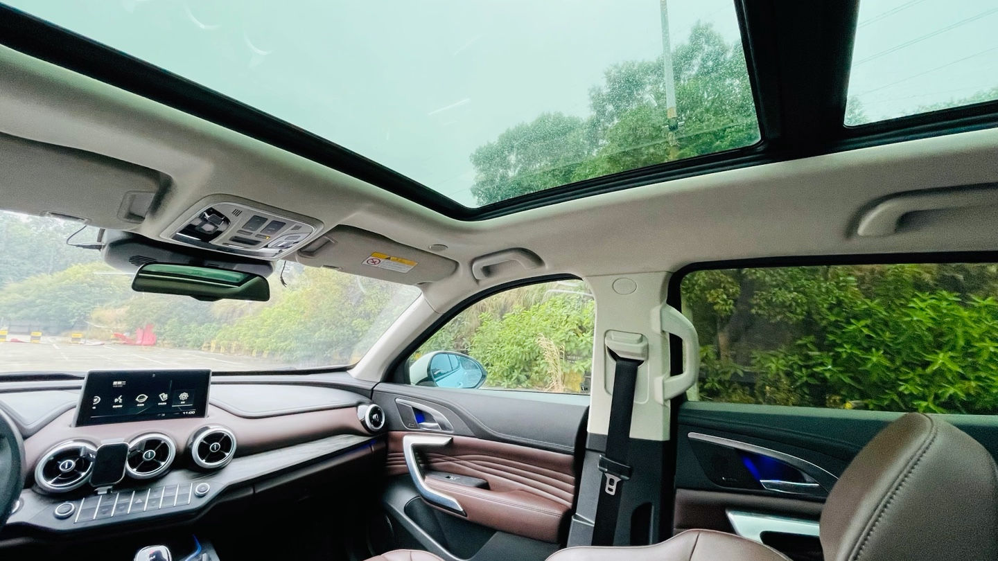 ...天窗,多功能方向盘/换挡拨片/自适应巡航,电动尾门,燕飞利士音响,自适