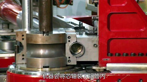 汽车底盘是如何制造的?先把钢管弯曲成型,再用圆锯将其一切为二