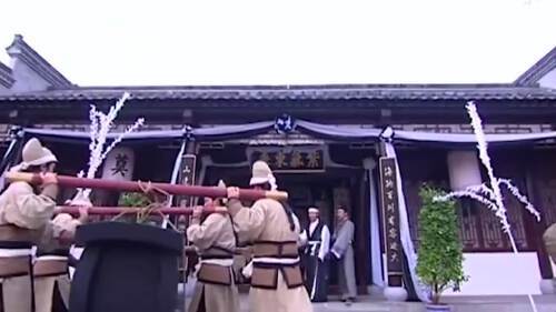 傅家管家买了两口棺材,有一口没花钱,被少爷夸奖:多多益善