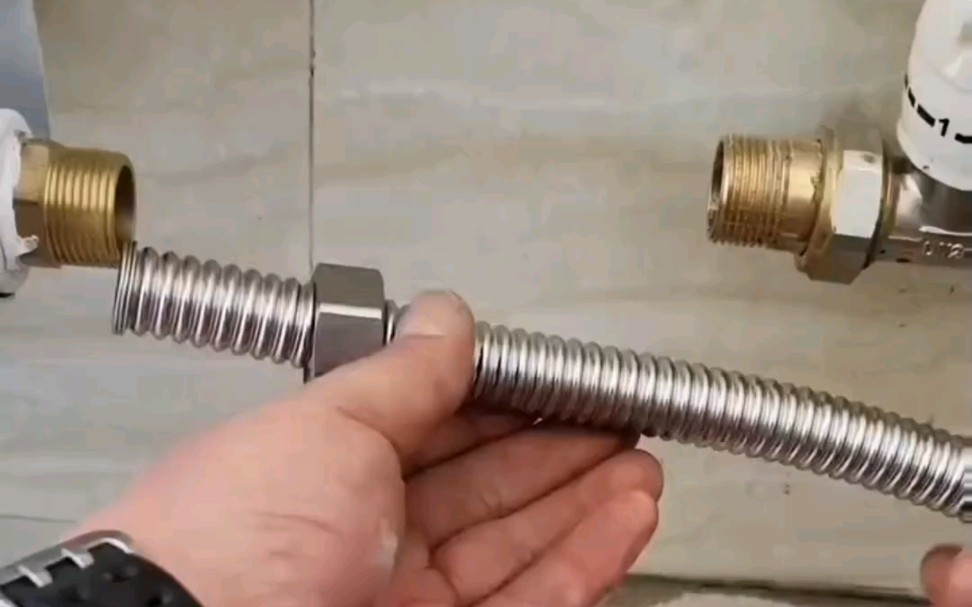 家里面的ppr水管经常坏?看一下不锈钢波纹管,安装简单,还耐用,保证...