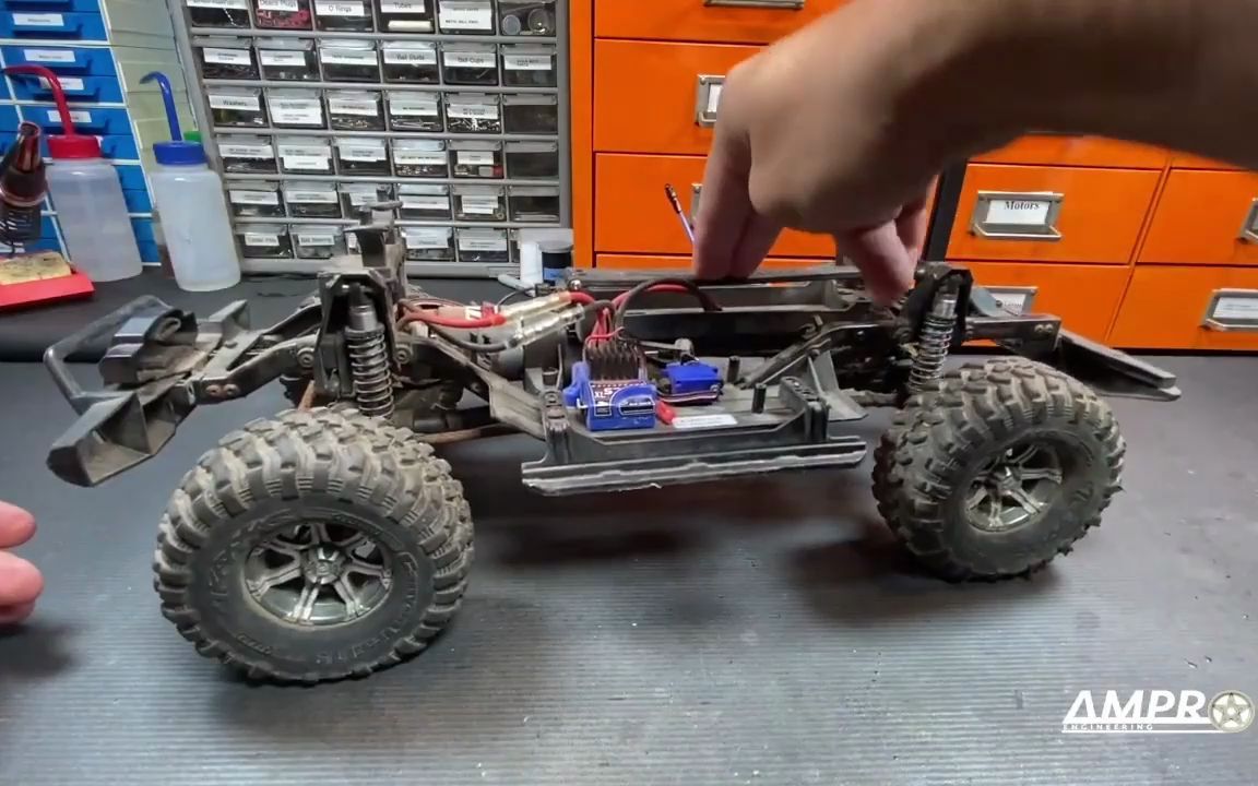 修复一辆过世的朋友的遥控模型车