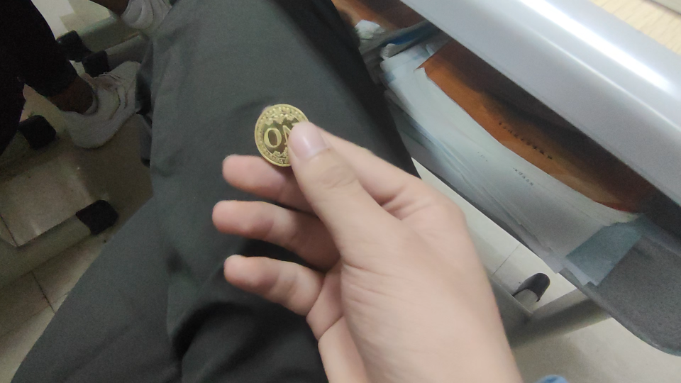 别看烂大街的手背转硬币了,来学学指尖转硬币