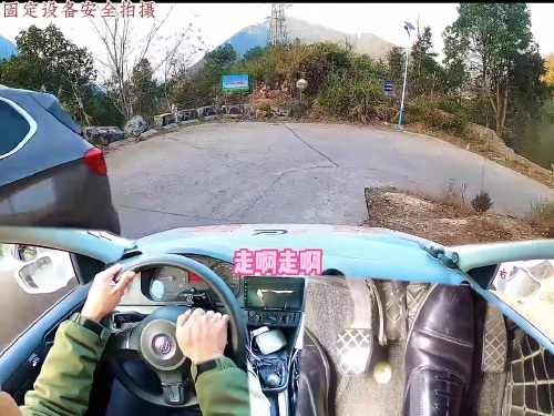 手动挡车下坡需要挂几档应该如何操作