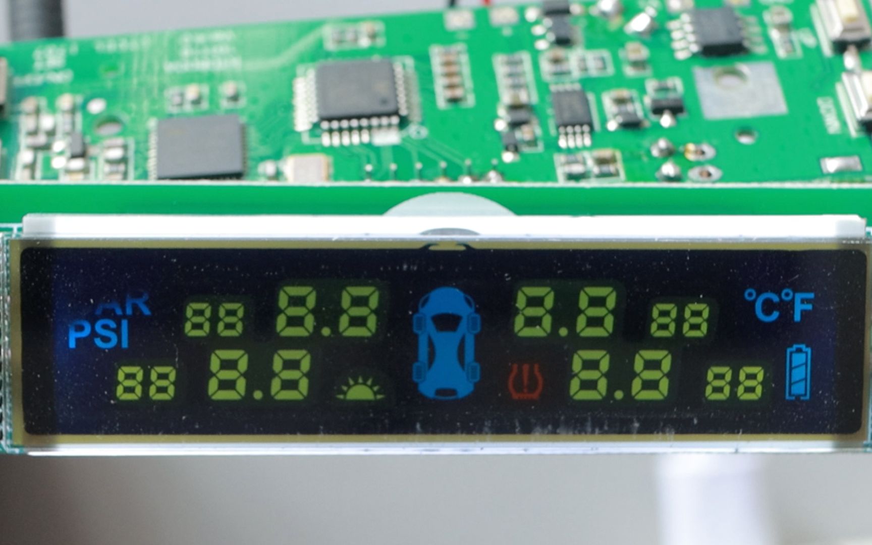 据说能用8年的胎压监测3年就坏了,拆开看看能不能修好