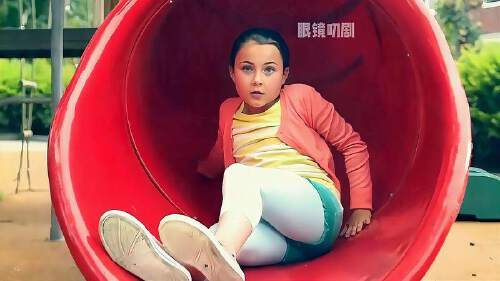 惊魂一刻!女孩滑梯尽头竟撞见血口凶狮,生死瞬间吓到腿软!