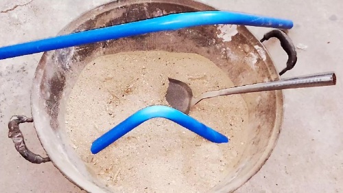 水电工竟然用沙子折弯PVC管,这手艺太超神了!