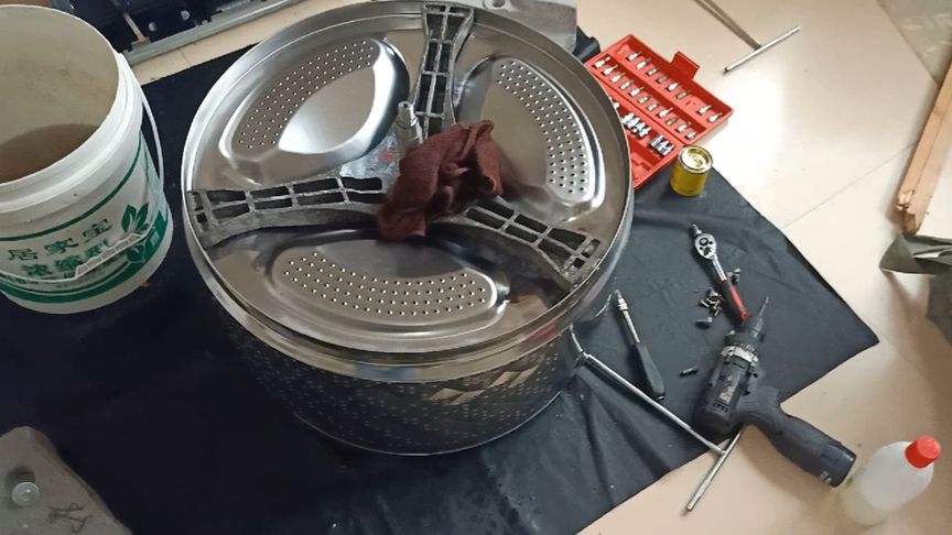 松下滚筒洗衣机内筒清洗过程,清洗过后内筒靓丽如新!