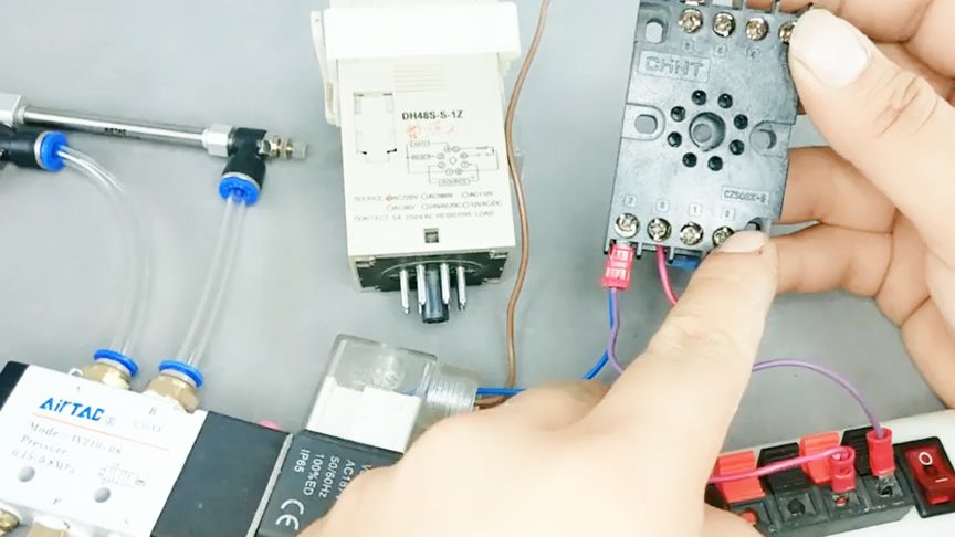 气动设备如何调节压力及调节设备的伸缩速度