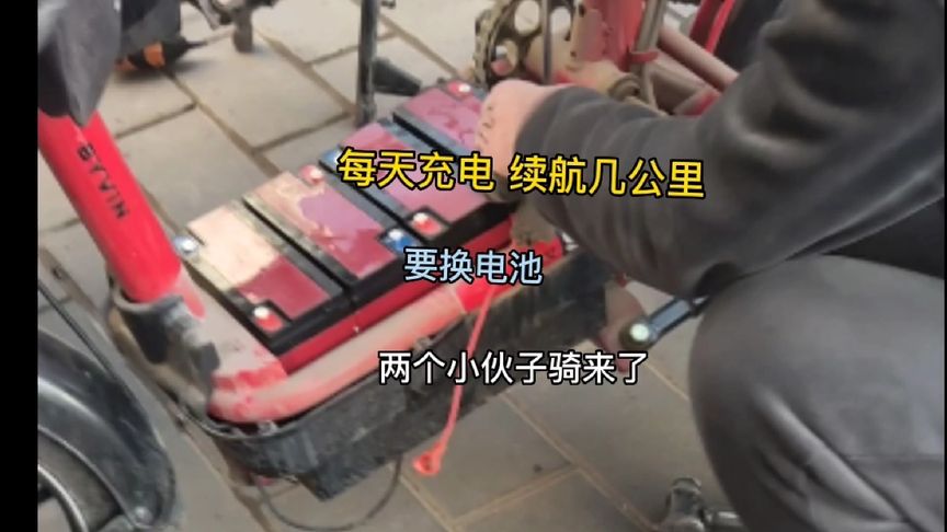 今天2小伙骑爱玛和雅迪电动车来换电池,不知选哪个好?实用方法