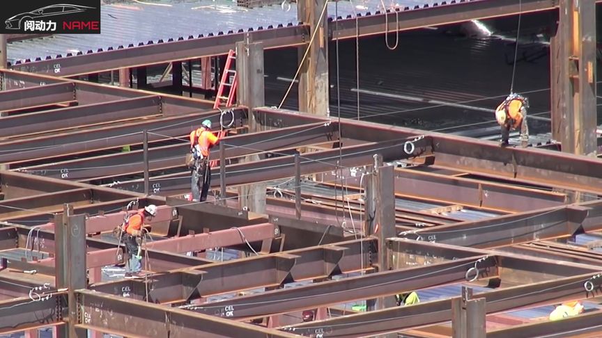 这工地的安全绳铺设的绝对到位,生命安全第一