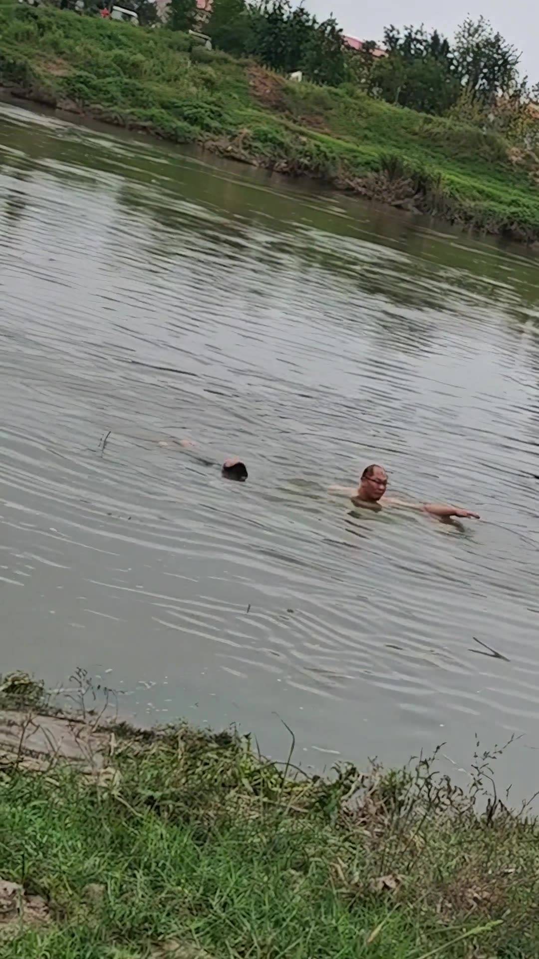 男子发现有孩子溺水,虽水性不好仍义无反顾下水救援