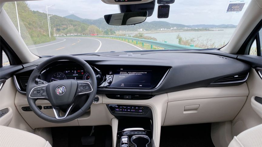 昂科威S中控台倾向驾驶员一侧,按键换挡驾驶操作更便利