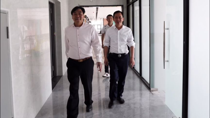 我会领导走访常务副会长张俊龙单位兴业印染工厂,参观生产车间
