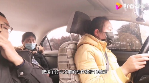 她一定是其他驾校派来的卧底,科目三模拟考试,教练愁的眉头紧皱
