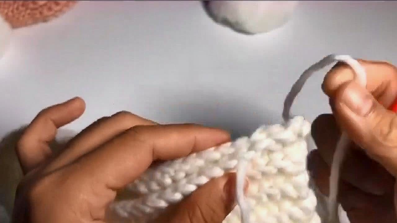 针织:帽子教程6:钩针往上挑,钩个锁针,把线抽出来!