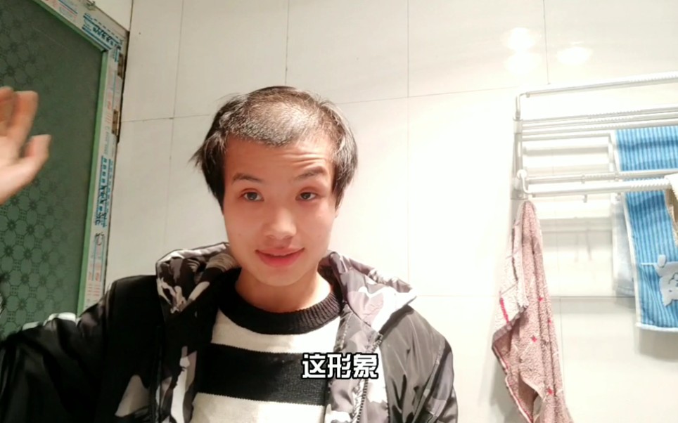为了省钱自己剃头发,电推子胡乱一推,网友:光头小鹿好清秀啊