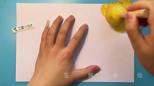 ...绘画网课招生五彩缤纷的秋天简单水粉撕贴装饰风景画秋天的山和树