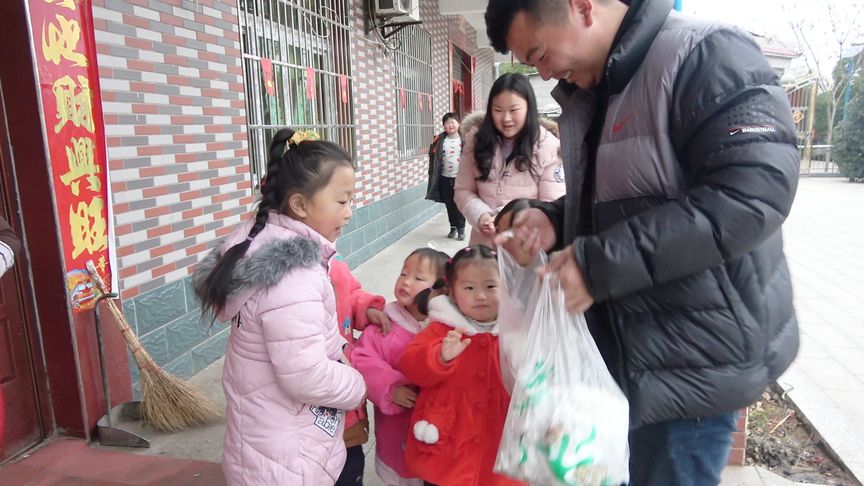 塘主晨晨:老四带回了什么好吃的,小朋友们直呼好香