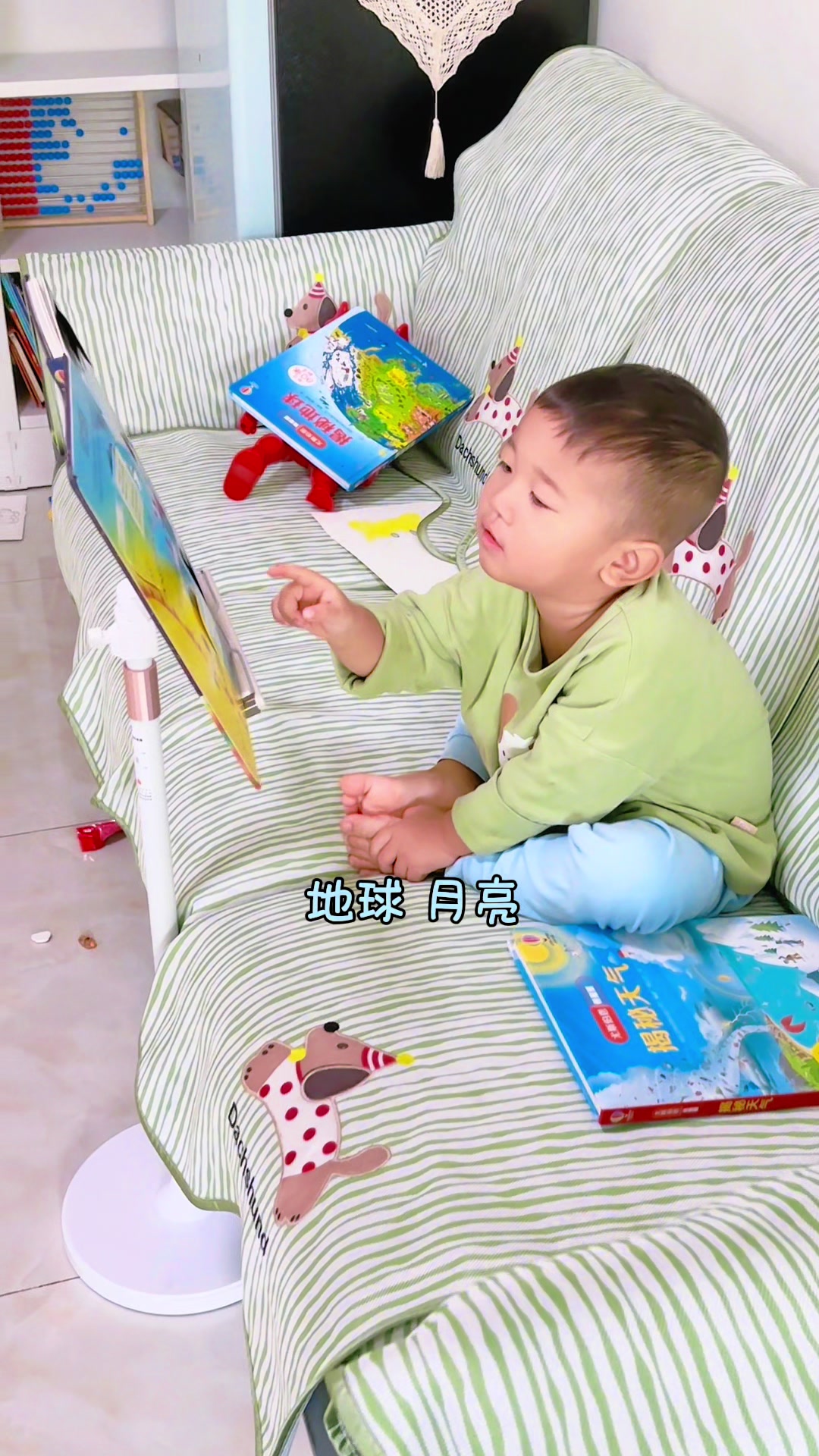 他也爱看电视呀!但他好像更爱看书 只要我说陪你一起看书吧 他就能关...