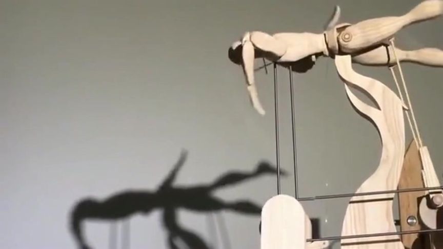 简单巧妙的机械结构,模拟的动作也很逼真,设计师真是天才!