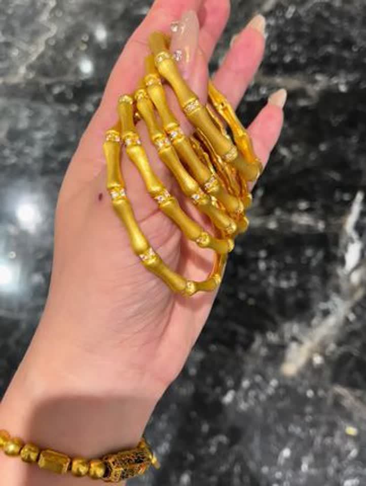 几克的大金镯子,快叫你的大哥来