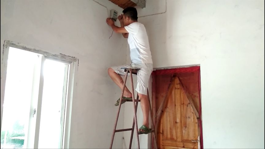 家里的房子租出去了,小伙忙着装电表,只带上几把工具就可以修好