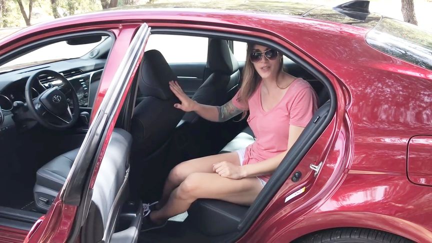 美女试驾2018款丰田凯美瑞,放倒座椅后买不买帕萨特自己决定