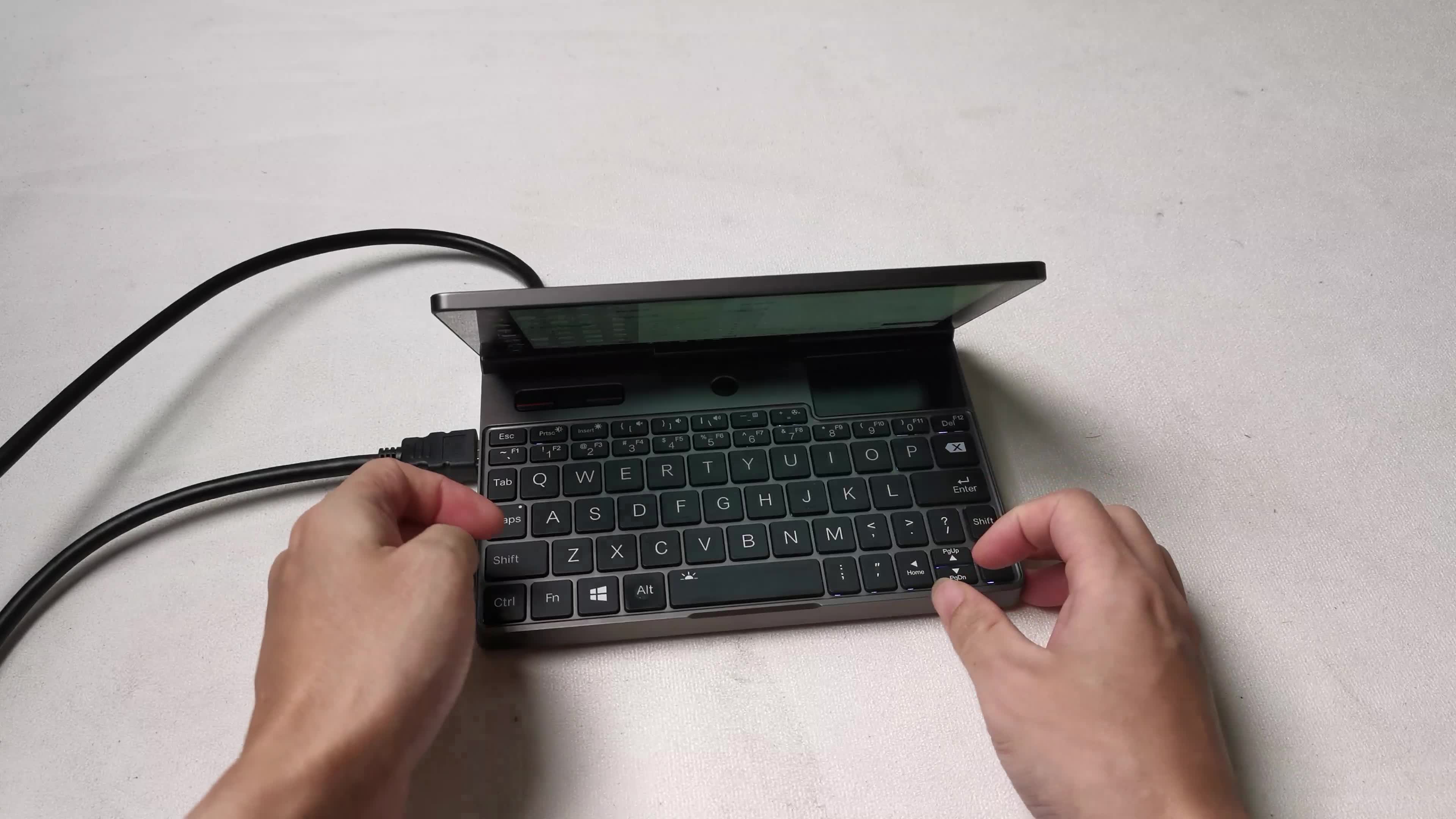 GPD Pocket3趣味测试,用P3的HDMI输出接口连接到HDMI输入接口,会...