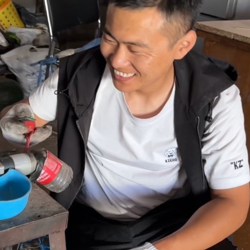 家里用的工具需要换刀片,老公自己动手更换,又省钱了