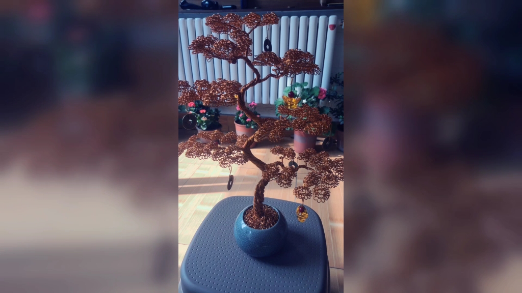 铝艺,结合其它传统艺术利用彩色氧化铝线编织各种工艺品,制作手法...