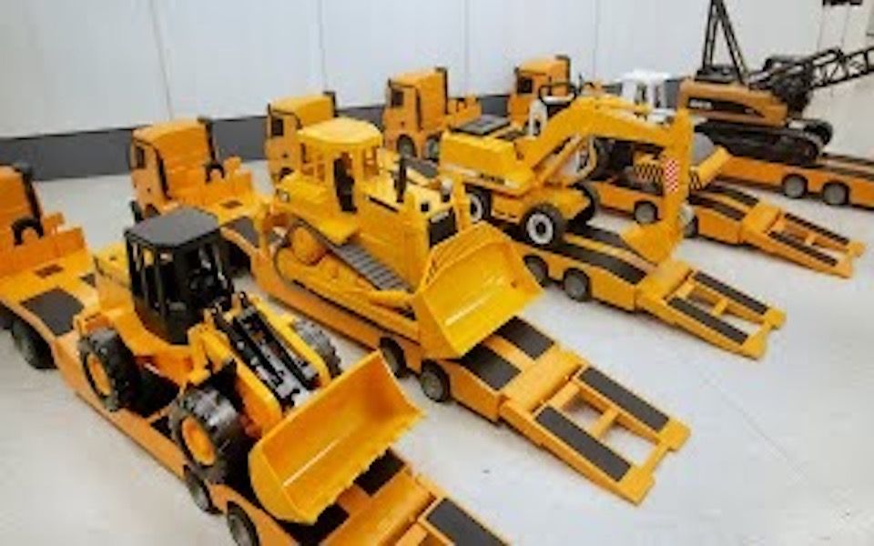 黄色拖车上有重型装备 看看是什么重型装备 儿童工程车辆