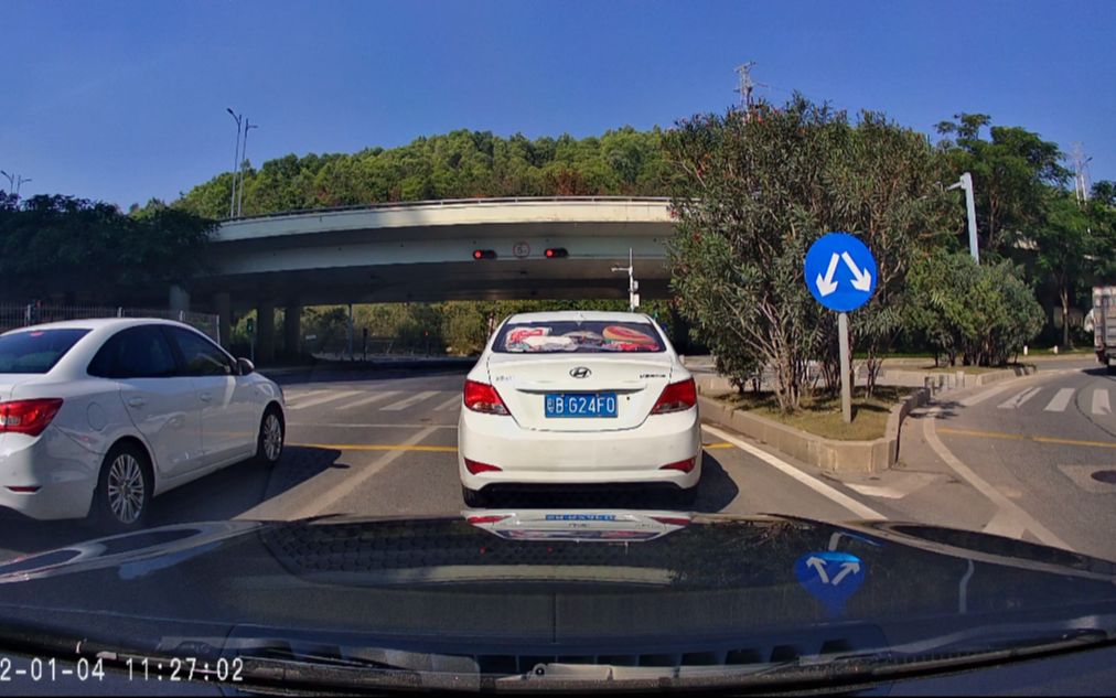 不用走线的行车记录仪,原厂插头阅读灯取电,新手3分钟安装