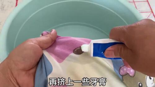 床单血渍难清洗?1招秒净不留痕,主妇必学神奇技巧!