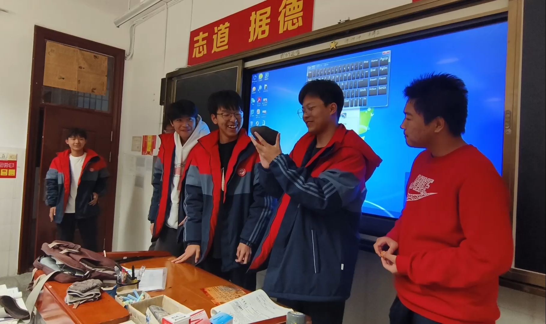 视频留念:2024级15、24班学生细胞结构模型制作 成果展示(晚自习)