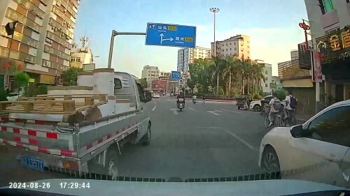 严重交通事故:车辆突变道导致严重后果 - 掉头车道急转弯并撞击路肩