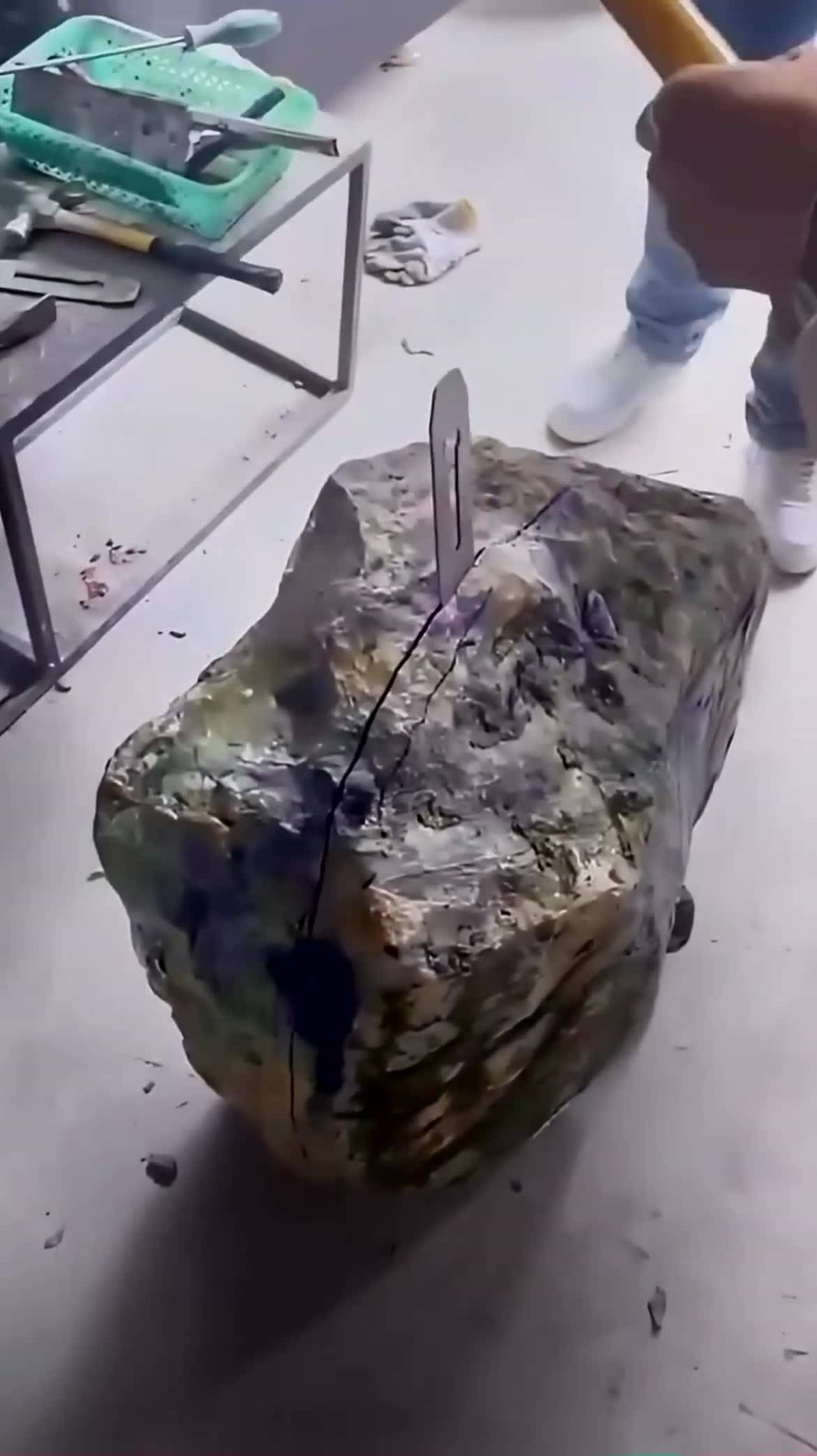 上海小伙沉迷翡翠,抵押保时捷跑车买下原石