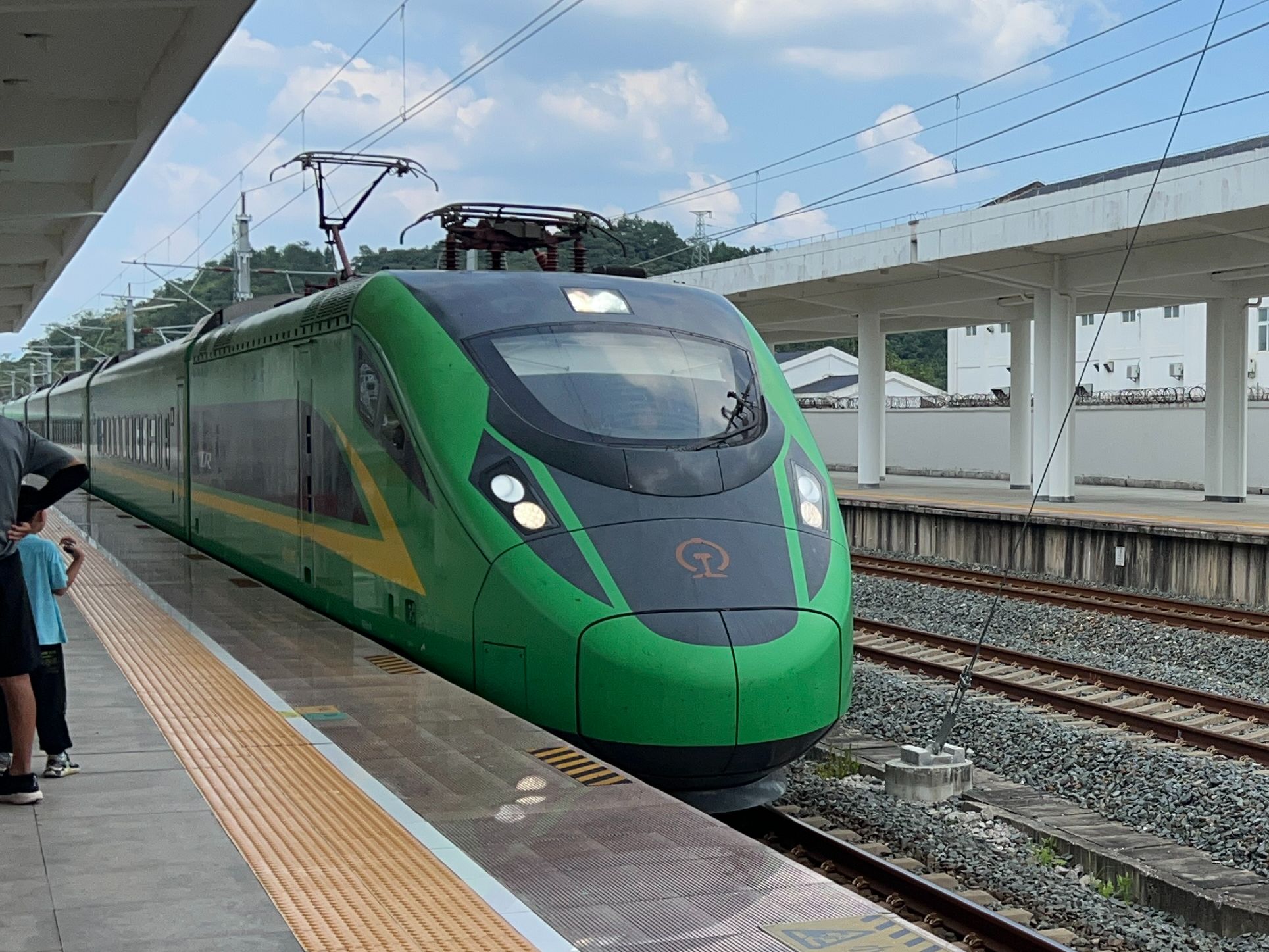 D27次复兴号动车组列车南昌西站进站