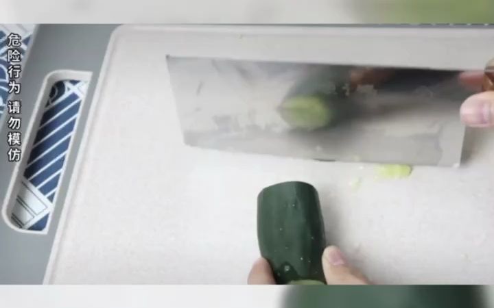菜刀拍蒜,又断了? 张小泉客服霸气回应
