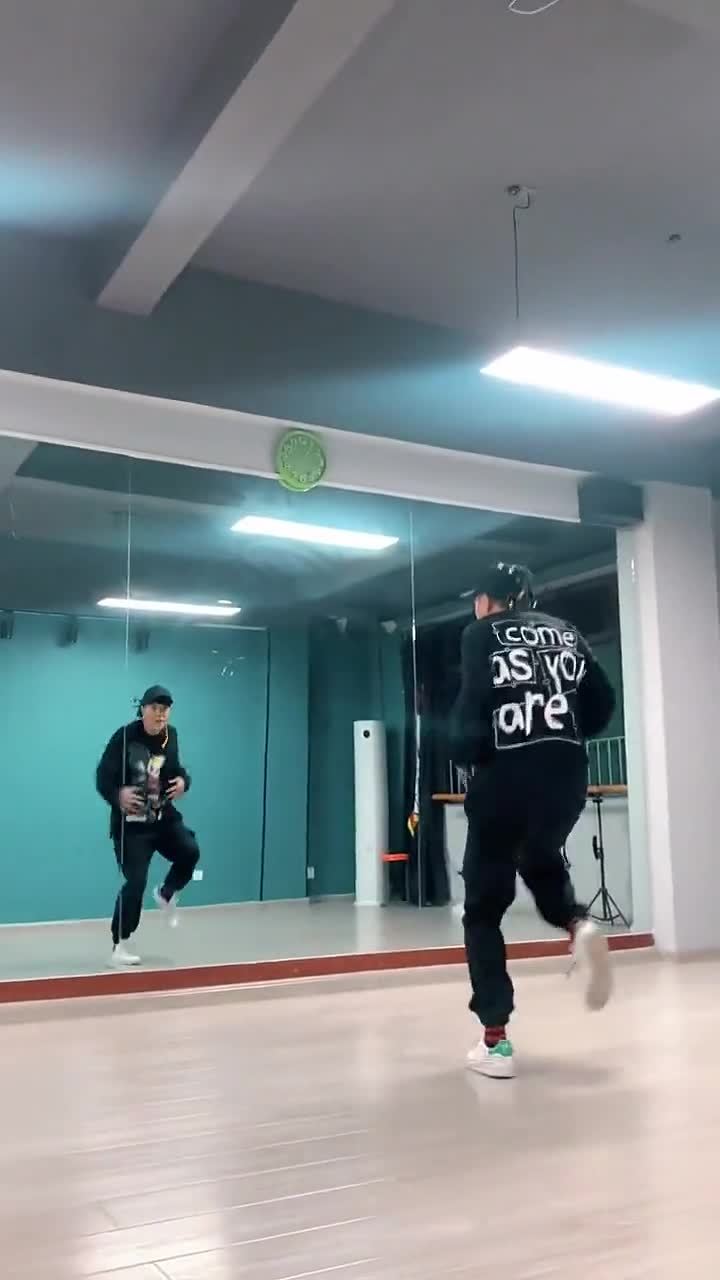 创作灵感来个个小街舞展示简单易学的轰炸机少儿街舞教学