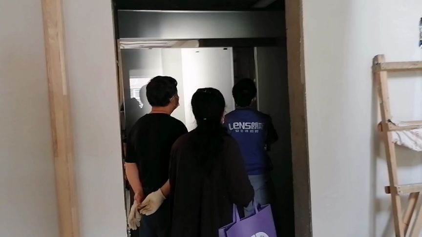卫生间门用淋浴屏隔断,做磨砂玻璃,效果不错。